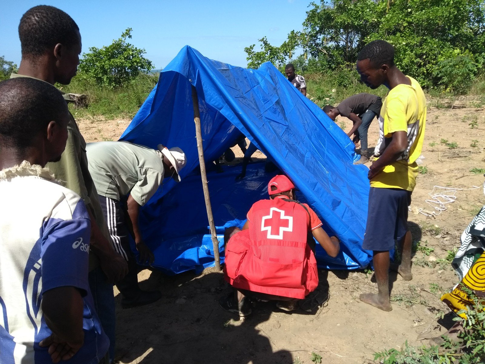 Distribution de kits d'abris après le cyclone Kenneth | Croix-Rouge